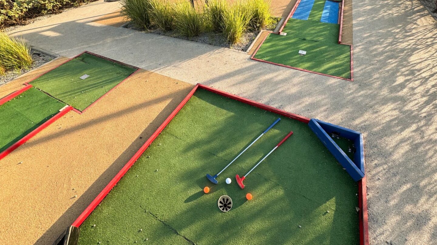 Setting Up an Outdoor Mini Golf Course for Fun - Colormelon