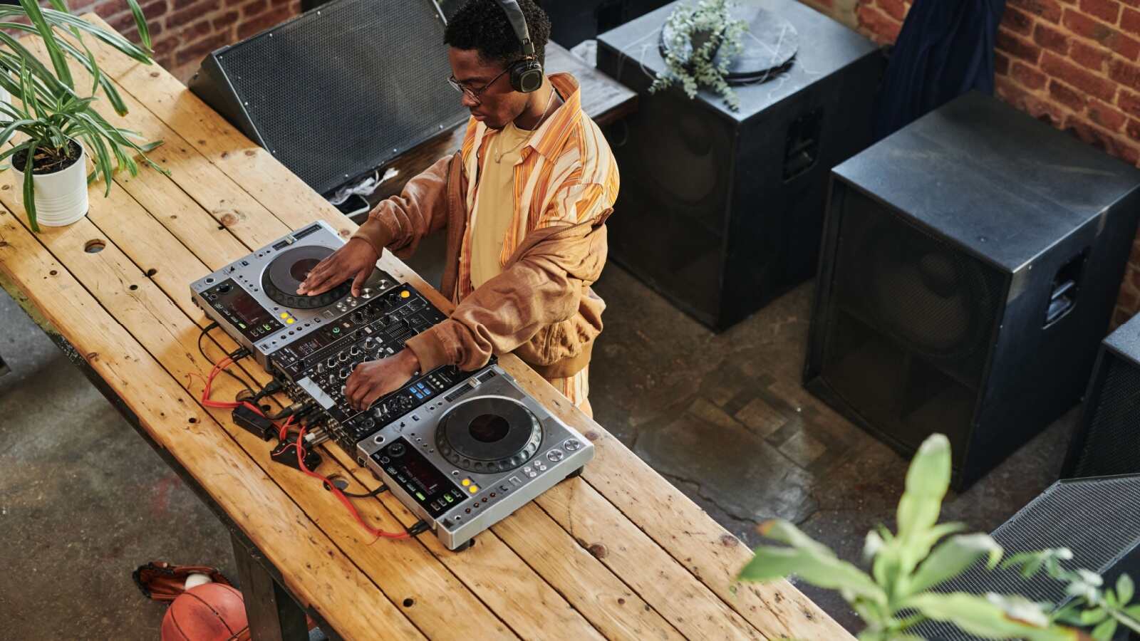 How to Set Up a Personal DJ Booth at Home - Colormelon
