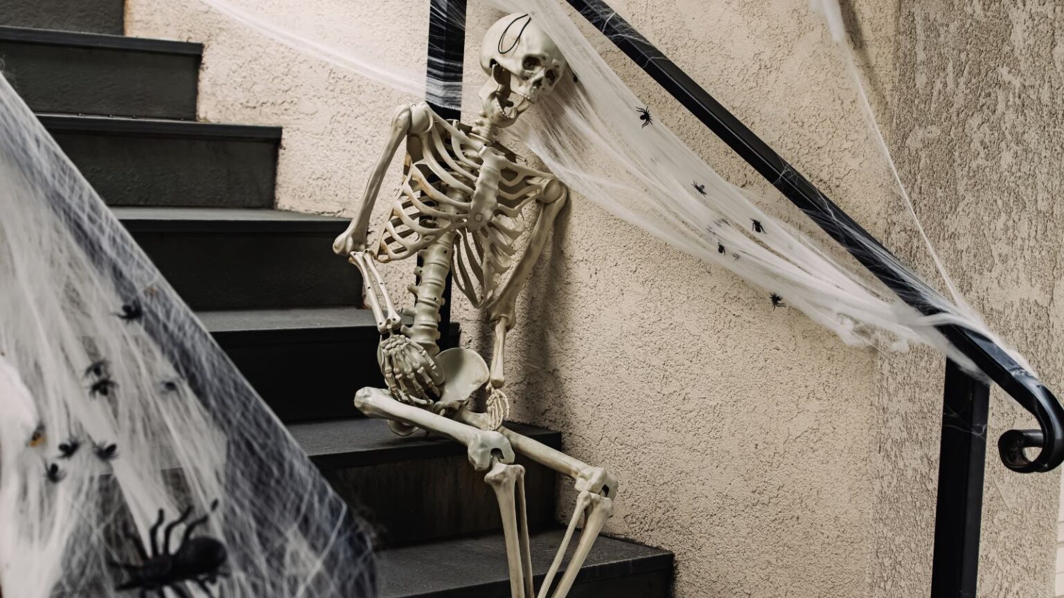 Turn Your Corridor into a Creepy Haunted Walkway - Colormelon