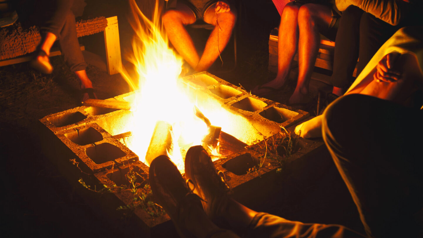 15 Essentials to Host a Cozy Backyard Bonfire - Colormelon