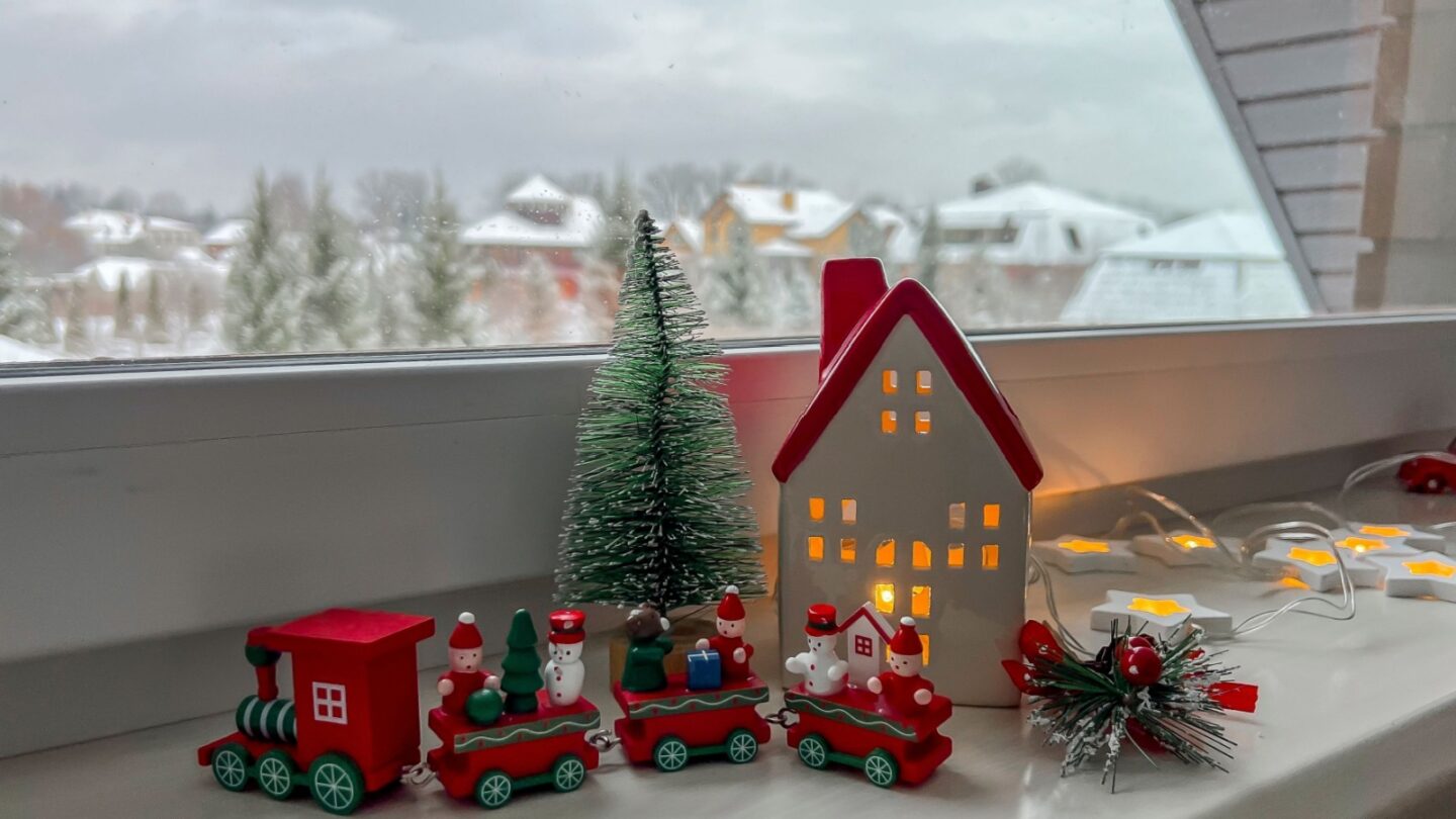 Decorate Window Sills with Mini Holiday Scenes - Colormelon