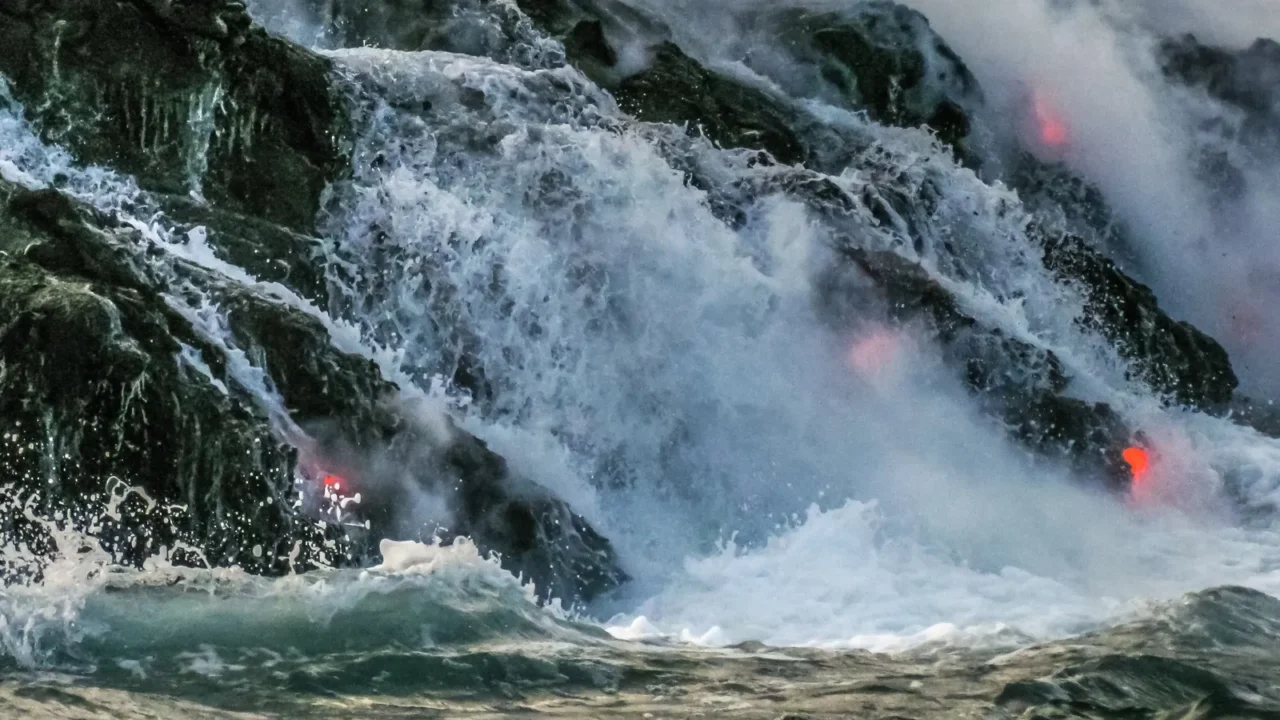 Hawaii’s black sand beaches and the volcanic story behind their color ...