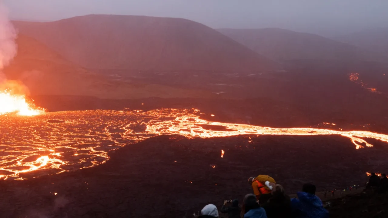 Volcano-alert regions tourists are still curious about - Colormelon