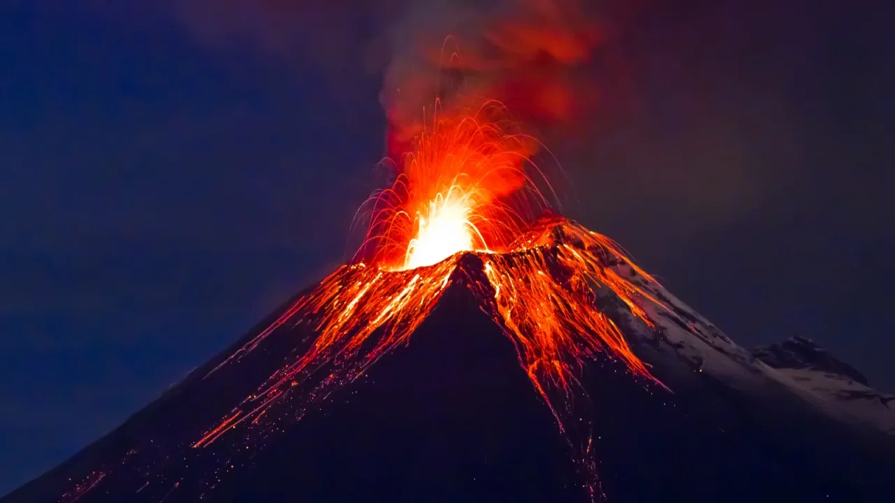 Volcano-alert regions tourists are still curious about - Colormelon